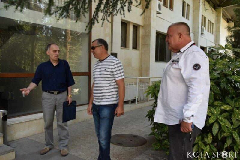 Митко Събев подари трактор на Пламен Киряков - KotaSport